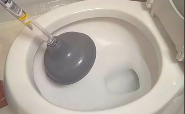 Different types of plungers and their uses for toilets
