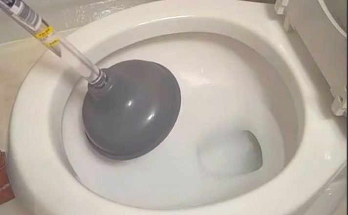 Different types of plungers and their uses for toilets